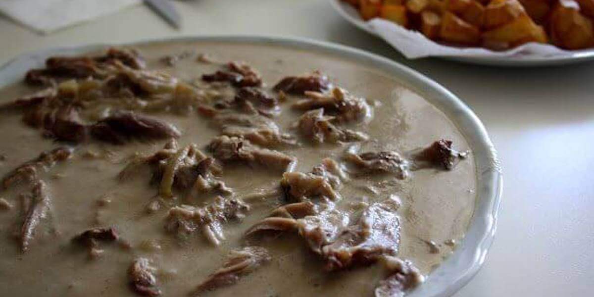 Pierna de Cabrito en Salsa con Patatas Fritas - Mari Cocinillas